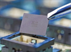 AI 맞춤형 1Tb QLC 9세대 V낸드 양산, 삼성전자의 기술 혁신