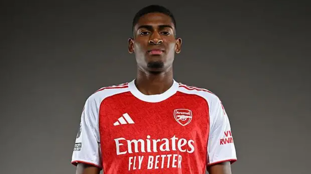 Valencia Defender Cristhian Mosquera Signs for Arsenal Ahead of New Season